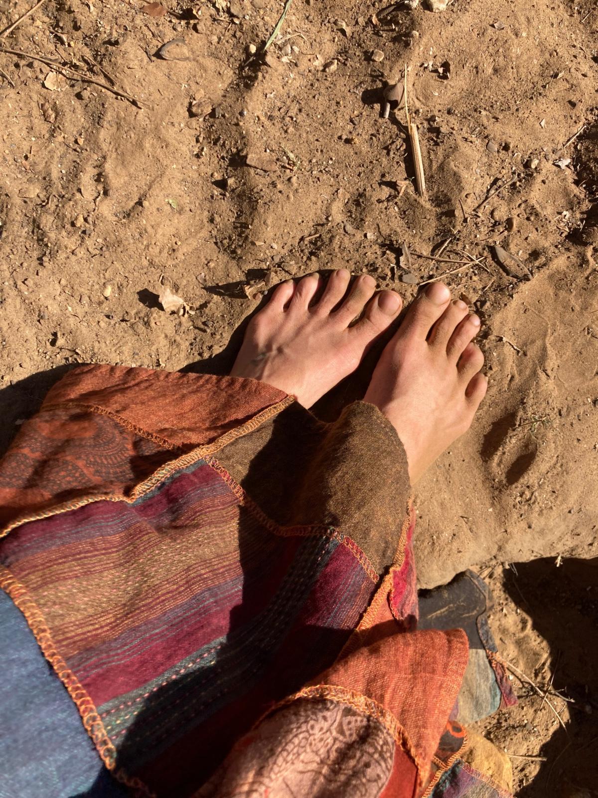 THE ASTOUNDINGLY SHATTERING BENEFITS OF EARTHING – Radiant Sun Academy